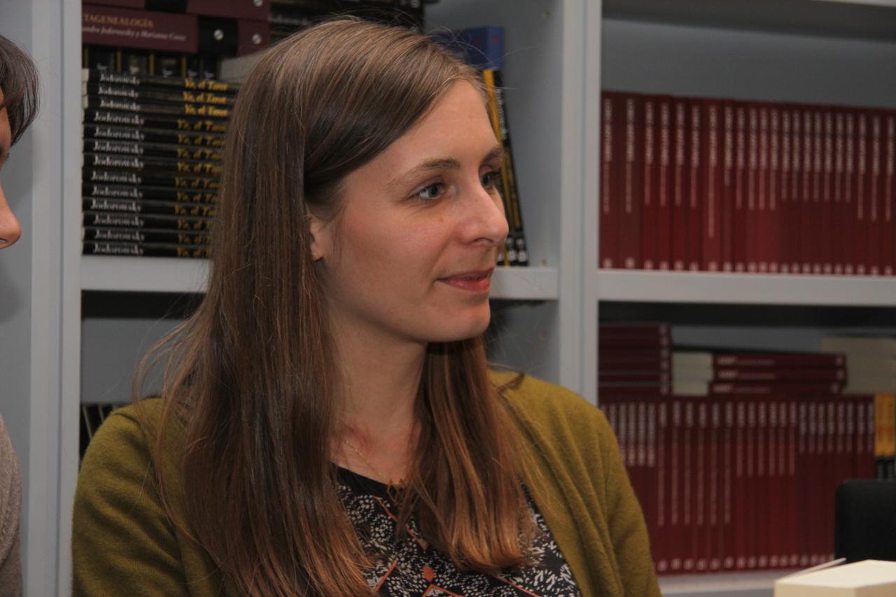 Eleanor Catton sorprende con un mundo lleno de codicia y oro en “Las ...