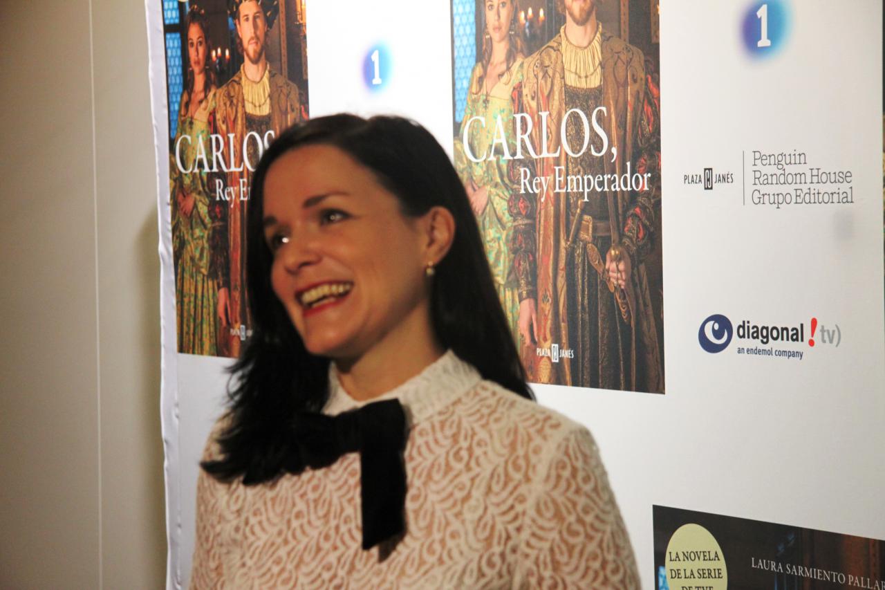 La guionista mejor acompañada en el estreno del libro “Carlos Rey ...